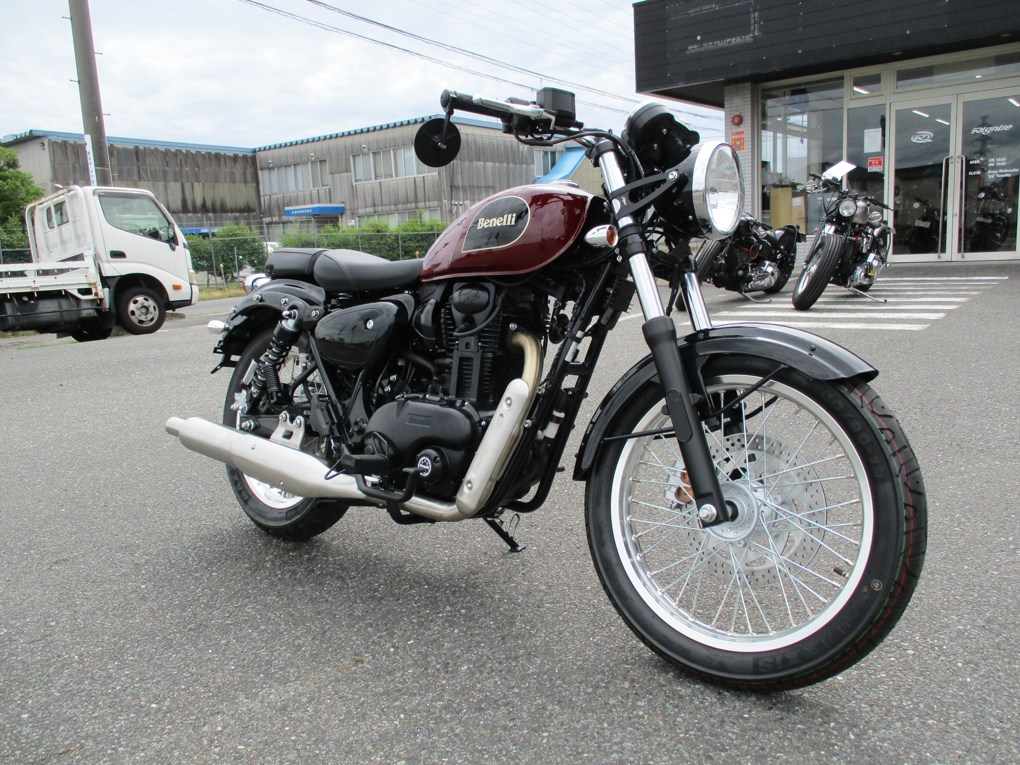 IMPERIALE 400 モートーンカスタム 新車 ｜ Rignise(リグニス)